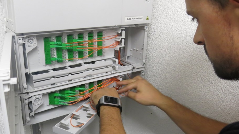 Reportage : Orange installe une Livebox dans un immeuble neuf équipé de ...